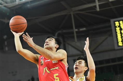 组图：山西战八一阿尔斯兰强硬上篮 斯科拉遭包夹