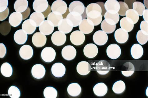 도시의 야간 조명 배경의 도로 도로에 추상적 인 흰색 노란색 보케 조명 반짝반짝 빛나는 흐린 원과 인사말 카드 배경에 대한