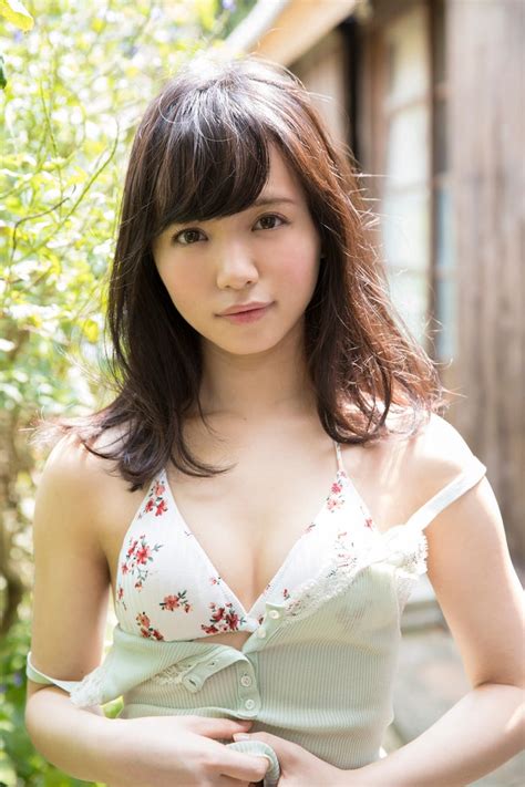 “スー女”山根千佳、美谷間チラリ＆透明白肌で魅了 モデルプレス