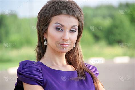 穿孔的女孩