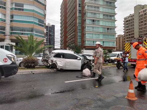Acidente Grave Entre Carro E ônibus Deixa Feridos Na Orla De Camburi