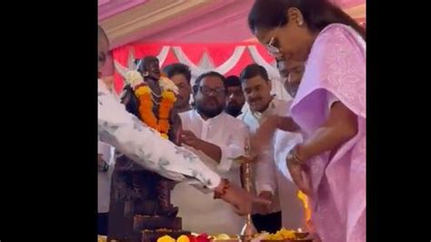 Mp Supriya Sule শরদ কন্যা সুপ্রিয়া সুলের শাড়িতে লাগল আগুন দেখুন