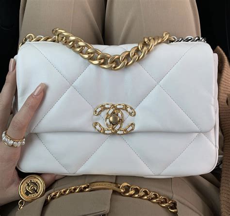 Сумка Chanel 19: стоит ли покупать? Полный обзор новой «It bag» Chanel.