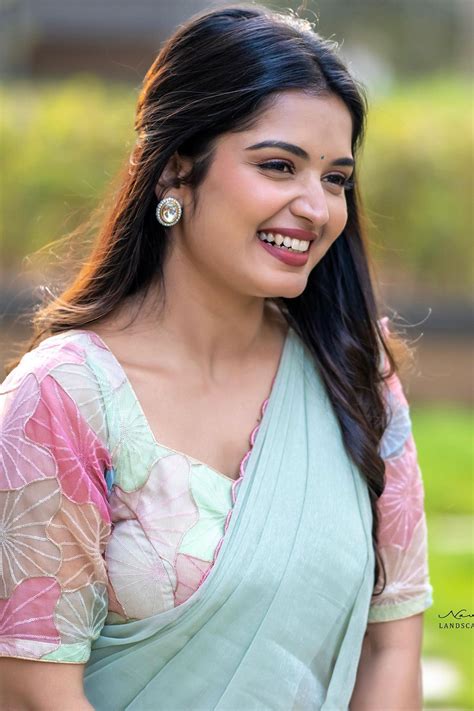 Priyanka Jain Glamorous Looks In Saree South Indian Actress