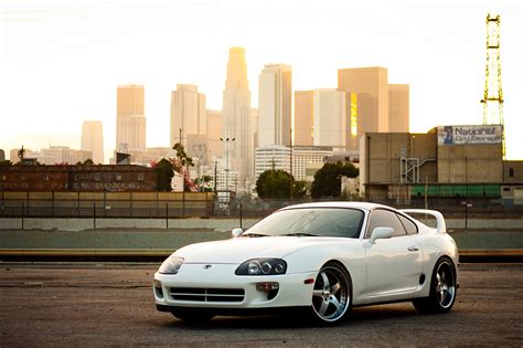 Обои для рабочего стола Тойота supra, railway белая авто Небоскребы
