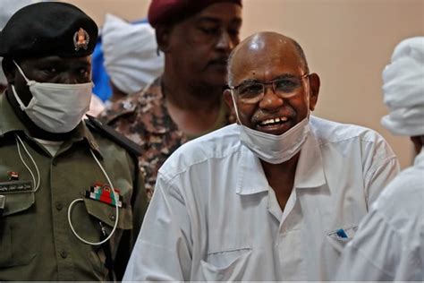 السودان يعلن تسليم البشير وآخرين للجنائية الدولية المصريون