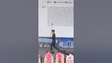 노래하고 스탠딩 마이크 거치대 스스로 치우는 Youtube