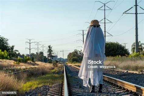 흰색 시트 선글라스 노란 모자를 쓴 재미있는 유령 의상을 입은 사람 공휴일에 대한 스톡 사진 및 기타 이미지 공휴일 귀신 노랑 Istock