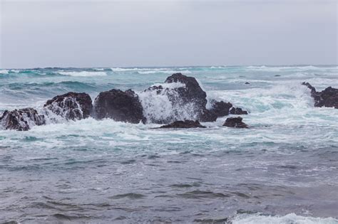 제주도의 검은 돌 해안선에 부딪히는 바다 파도의 아름다운 자연 풍경 0명에 대한 스톡 사진 및 기타 이미지 0명 검은색