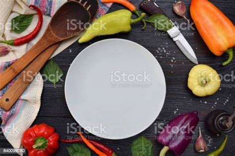 빈 흰색 플레이트 어두운 나무 배경에 고추의 다양 한 주위 스튜 또는 프라이팬의 준비입니다 0명에 대한 스톡 사진 및 기타