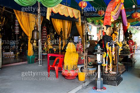 Wat Sawang Arom Or Khae Thaw Temple In Nakhon Pathom Thailand 이미지