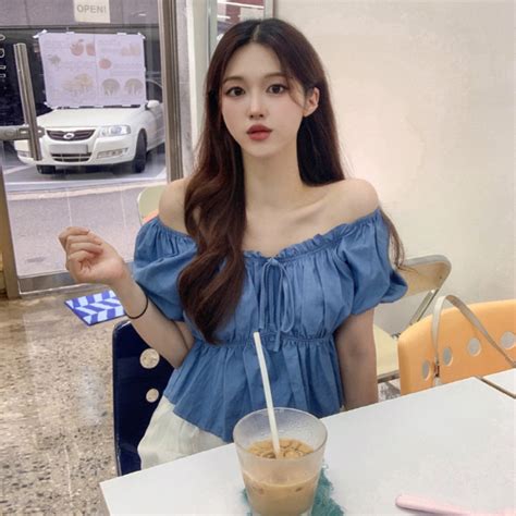 워너비뮤즈 무배 청순큐티MD소장 2way 오프숄더 데님 프릴 밴딩 A라인 반팔 블라우스 페플럼 리본 셔링 퍼프 소매 벌룬