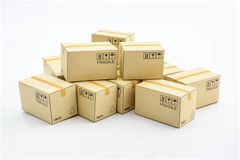 전세계 운송 및 국제 배달 서비스 개념 많은 갈색 종이 골 판지 상자 또는 판지 즉 깨지기 쉬운 로고와 함께 우산 파괴 또는