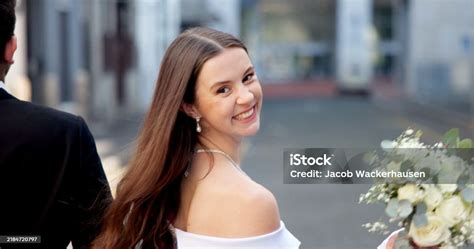 도시 초상화와 꽃과 함께 결혼식에서 산책과 신부 거리에서 신랑과 함께 사랑에 함께 도시 로맨스 남자와 여자가 있는 궁정 결혼 헌신과 행복한 야외 축하 20 24세에 대한