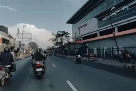 Banjir Di Sebagian Wilayah Bekasi Mulai Surut Sisakan Lumpur Dan Sampah