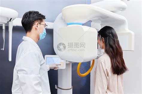 医生为患者拍摄牙齿x光片高清图片下载 正版图片501802444 摄图网