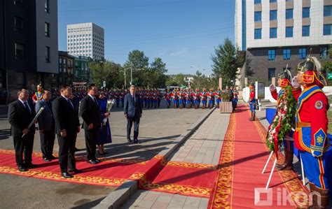 ФОТО Хэлмэгдэгсдийн хөшөөнд цэцэг өргөж хүндэтгэл үзүүллээ