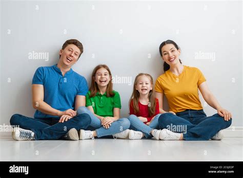Familia Feliz Y Amorosa Madre Padre E Hijos Hijas Sobre Fondo Blanco