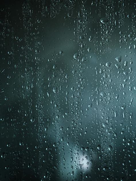 관념적인 광휘 깊이 날씨 내성 대기의 디테일 매크로 물 물방울 물웅덩이 물을 튀기다 박무 반사 반짝이는 비 비바람 빗방울 세로 수분 슬픔