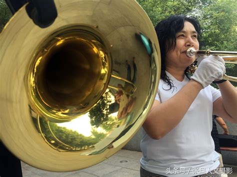 65岁的老大妈喜欢上吹长号 动人的乐曲在公园里飘荡 好听极了 搜狐大视野 搜狐新闻