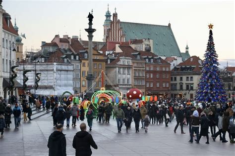 Warszawiacy ruszyli na świąteczne spacery Tłumy na Starym Mieście i Trakcie Królewskim