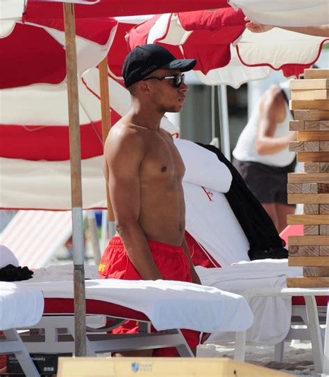 Photo L attaquant français du PSG Kylian Mbappé joue au Jenga La