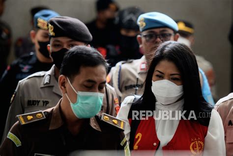 Tatapan Kosong Terdakwa Putri Candrawathi Saat Tiba Di PN Selatan