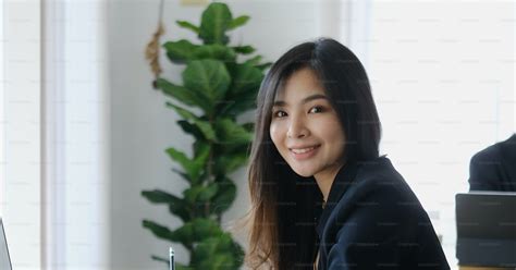 직장에서 일하고 카메라에 미소 짓는 매력적인 사업가의 초상화 사진 Unsplash의 실내 이미지