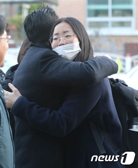 ‘자녀 안아주는 수험생 부모 뉴스1