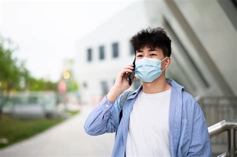 아시아 청년 잘 생긴 남자 얼굴 마스크를 착용하고 지하철역에서 스마트 폰을 사용하는 20 24세에 대한 스톡 사진 및 기타