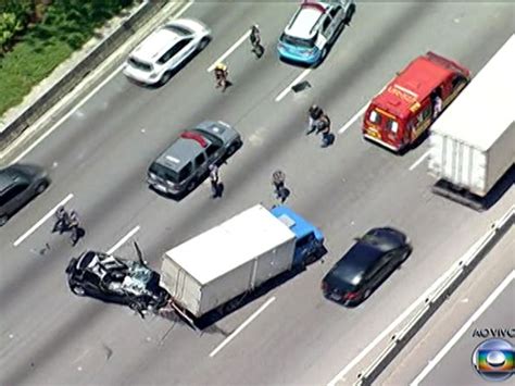 G1 SP 12h30 Colisão deixa três feridos na Marginal Tietê