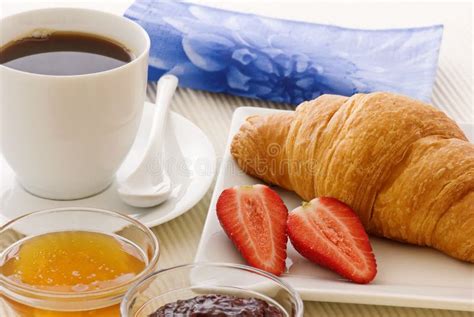 Desayuno Con El Croissant Foto De Archivo Imagen De Panza