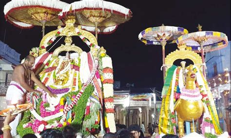 தென்திருப்பேரை மகரநெடுங்குழைக்காதர் கோவிலில் பங்குனி திருவிழா கருடசேவை