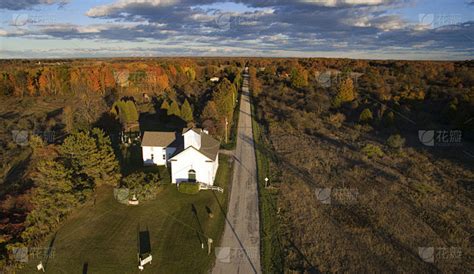 旅途在笔直的道路上