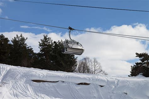 의 자 리프트와 스키에서 흔적을 가진 눈 덮인 오프 피스트 슬로프 0명에 대한 스톡 사진 및 기타 이미지 0명 Mestia 겨울 Istock