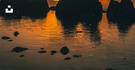 바위와 일몰을 배경으로 한 수역 사진 Unsplash의 무료 Playa De Las Américas 플라야 데 라스