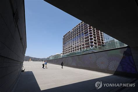 봄빛 담은 광화문 해치마당 미디어월 연합뉴스