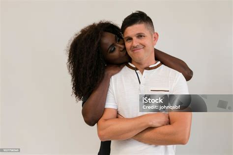 혼합된 인종 가족입니다 젊은 아내가 그의 남편을 포옹 부드러운 부드럽게와 밀접 하 게 사람을 포용 하는 사랑 여자 다 인종 커플입니다 남자에 대한 스톡 사진 및 기타 이미지