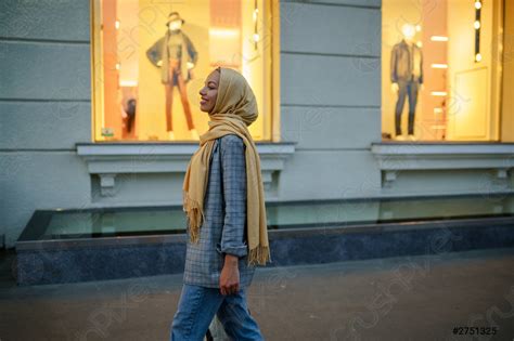 Arabisches Mädchen Auf Hijab Telegraph