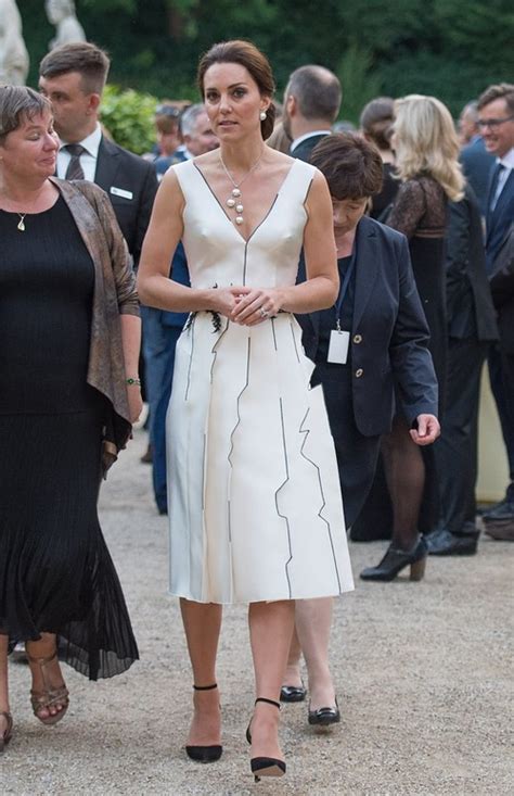 Gardrop Kedisi Kate Middleton Gosia Baczynska Elbise