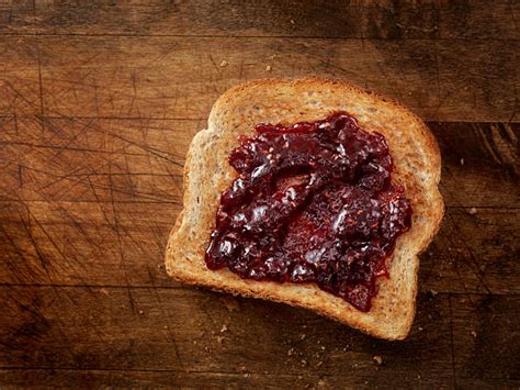 1400 Mermelada De Fresa Y Pan Tostado Fotografías De Stock Fotos E