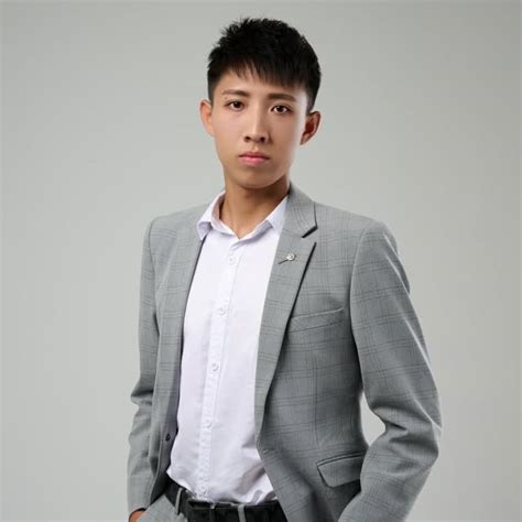 女生永遠吃細節這套 比如秒回覆的訊息 比如主動報備在那裡 比如睡覺前的晚安 比如日常分享的分享欲 她說了 你才做 這件事就變成很廉價 她說了