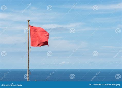 Bandera Roja Del Peligro Foto De Archivo Imagen De Restricto