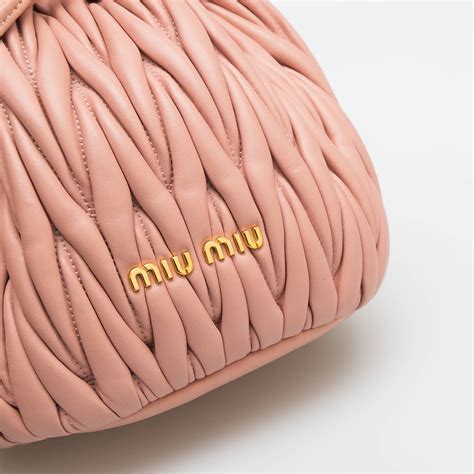 Сумка Miu Miu Matelasse розовая купить за 56400 ₽ Sfs