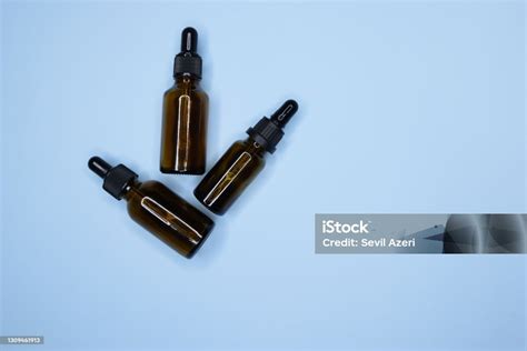 파란색 배경에 빈 작은 갈색 드립 병 3 개 화장품 및 제약 산업에 사용되는 유리 드롭퍼 포장에 대한 스톡 사진 및 기타 이미지