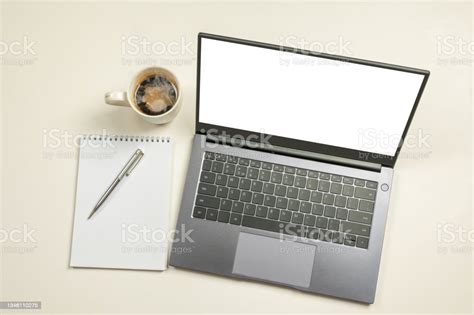 흰색 빈 화면 메모장 커피 컵과 흰색 배경에 복사 공간으로 컴퓨터 노트북을 모형 0명에 대한 스톡 사진 및 기타 이미지 0명