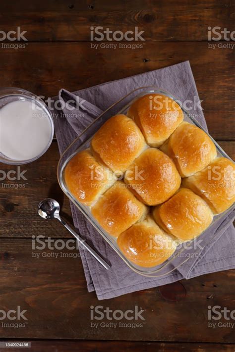 파니 포포 또는 사모아 코코넛 만두는 맛있는 코코넛 소스에 구운 사모아 달콤한 롤입니다 번 빵에 대한 스톡 사진 및 기타 이미지