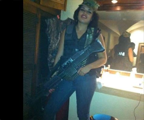 Fotografías de Jovencita de Cartel del Golfo en Tamaulipas armada hasta los dientes y