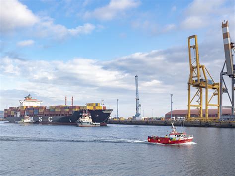 España Puerto de Gijón recibe al buque portacontenedores de mayor