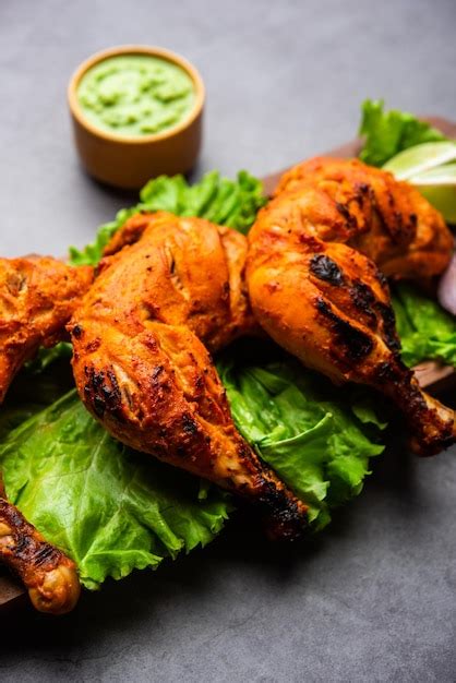 Frango tandoori é um prato de frango preparado assando frango marinado